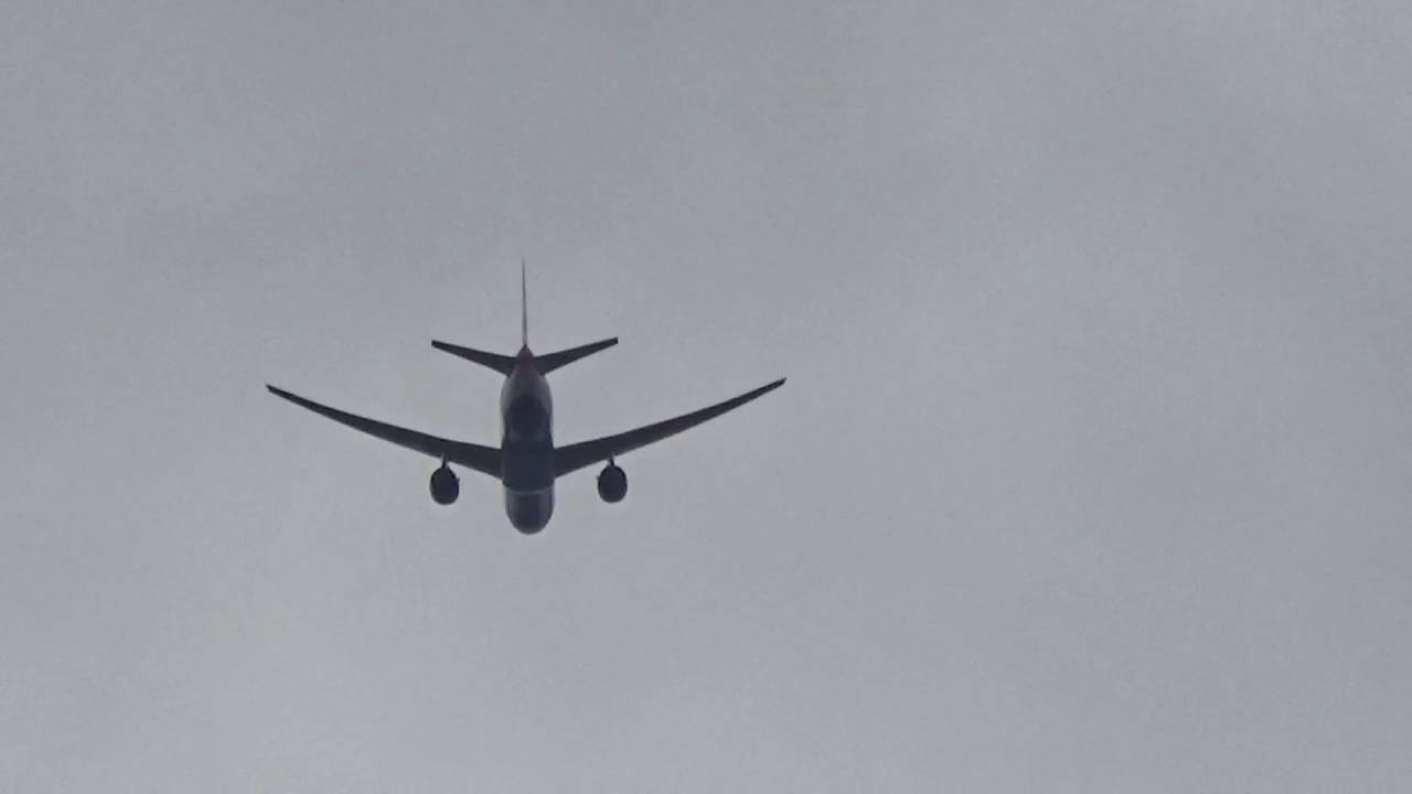 British Airways Boeing 777-236ER G-YMMO BA197 flying over Jealott's ...