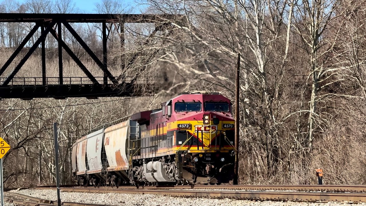 A MEXICAN LOCO LEADING A CSX TRAIN??!! A KCS Gray Ghost & KCS AC44 ...