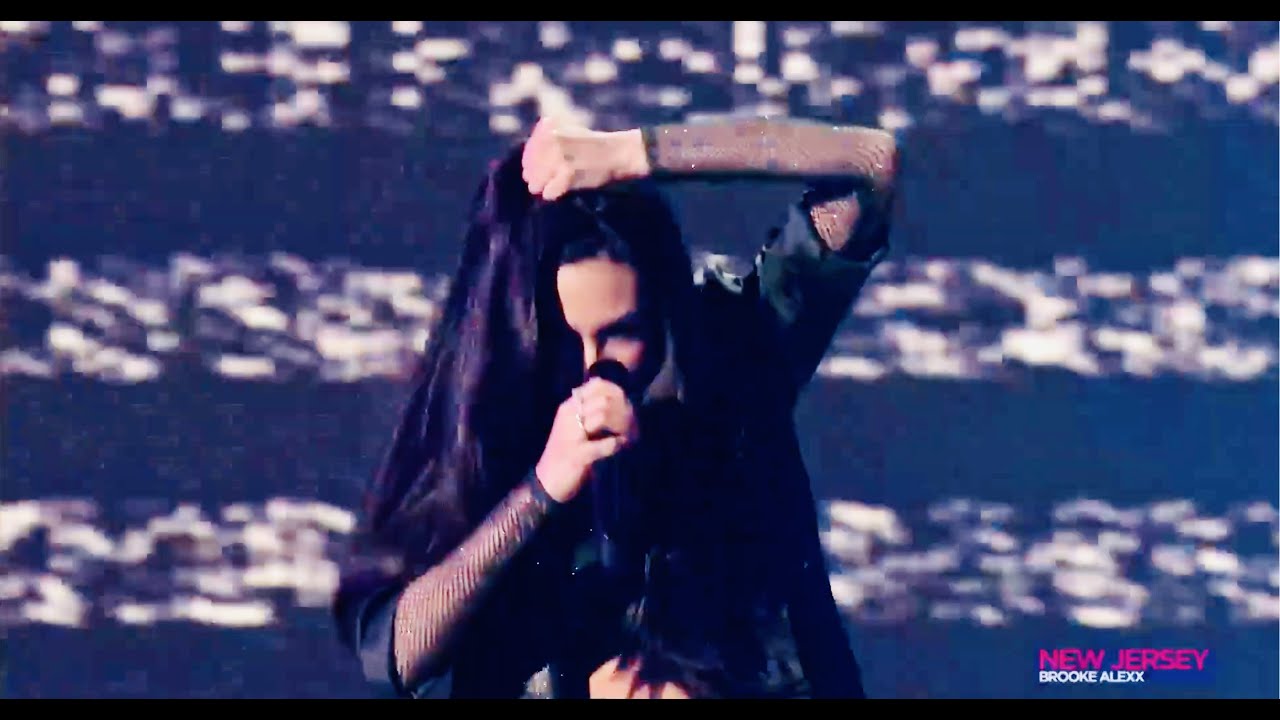 girl snatching her own wig during performance - YouTube