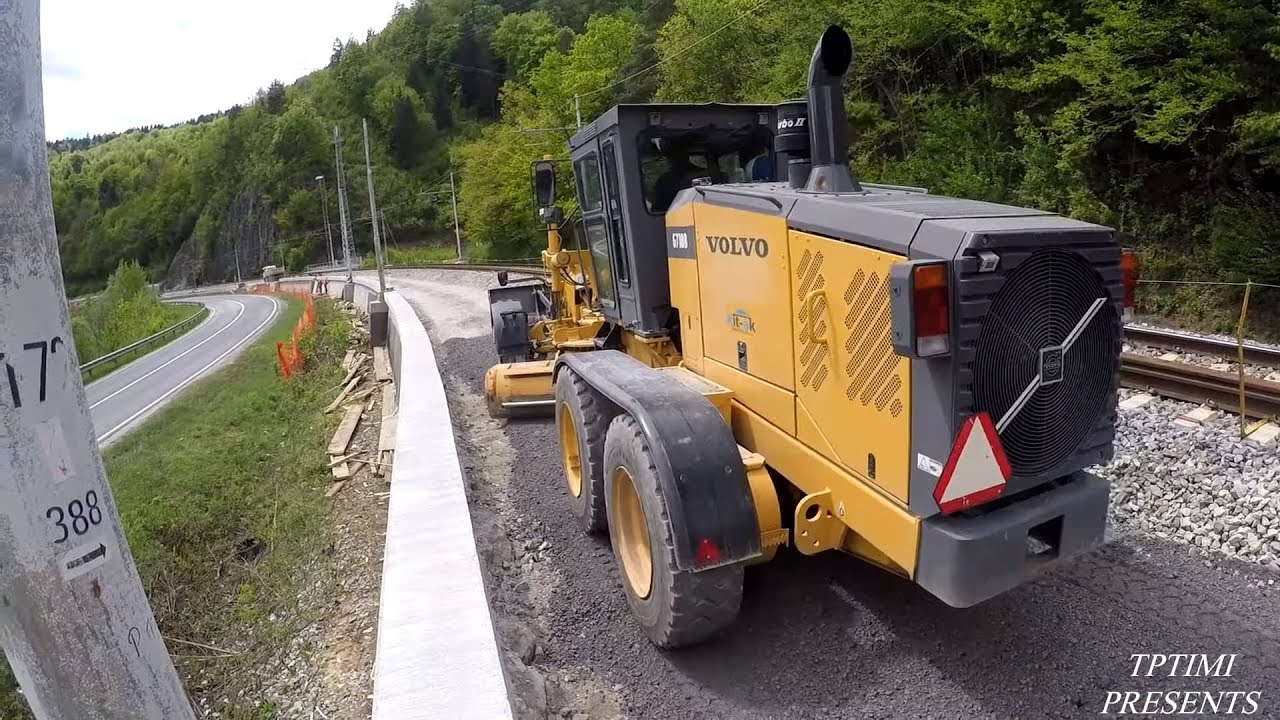 Motor Grader Grading Railroad-Skilled operator - YouTube