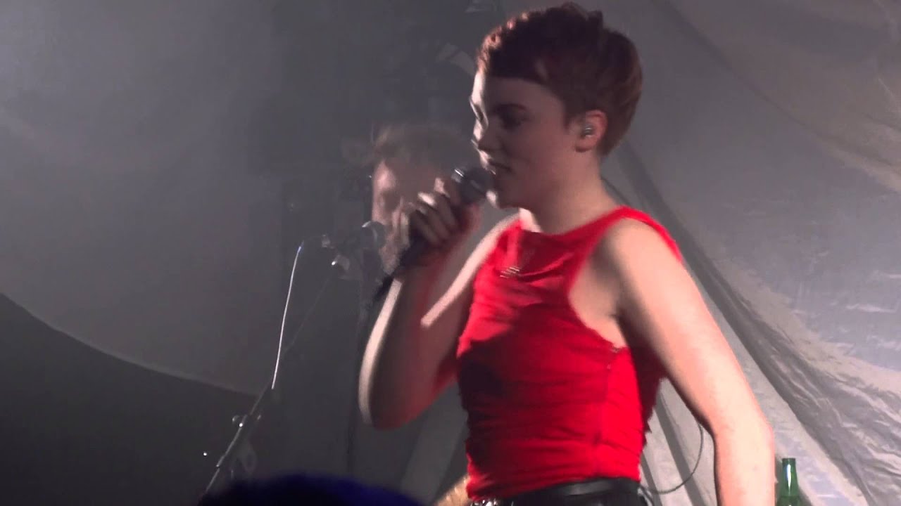 Chloe Howl - Drop In The Ocean (HD) Live In Paris 2013 - YouTube