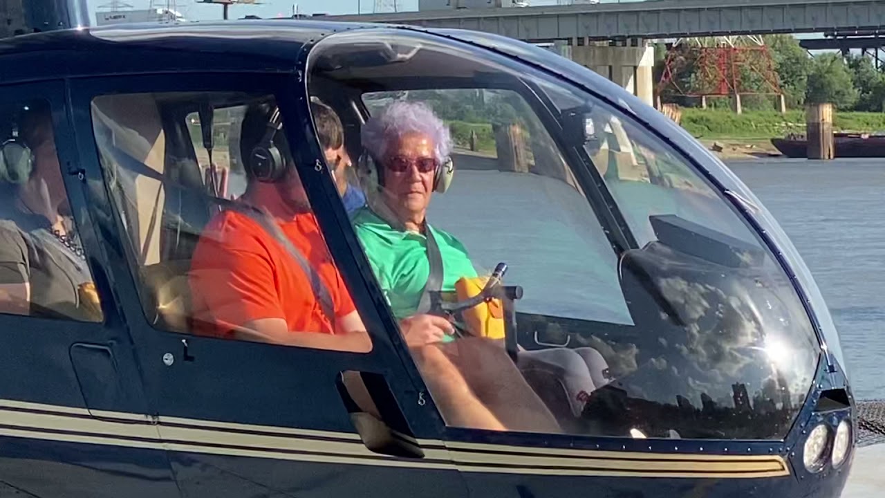 Mi mama volando en helicóptero 🚁 en saint louis Missouri - YouTube