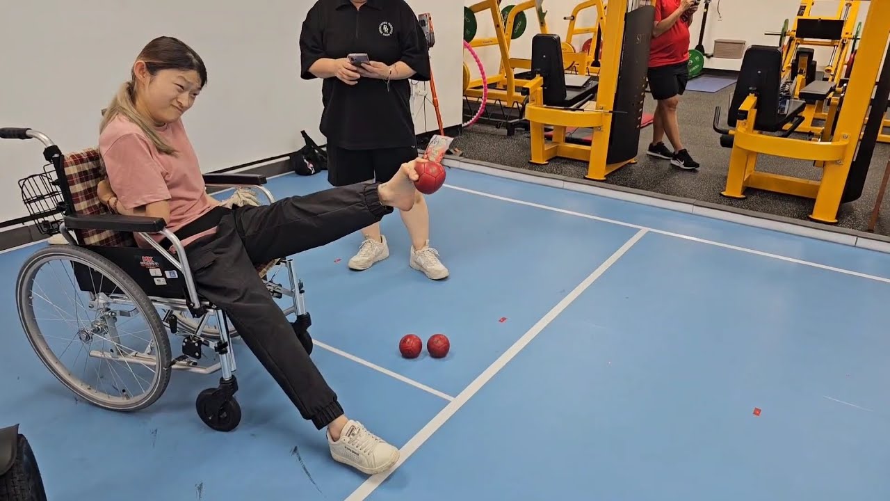 How Boccia BC1 foot Player grips the ball and take a shot - YouTube