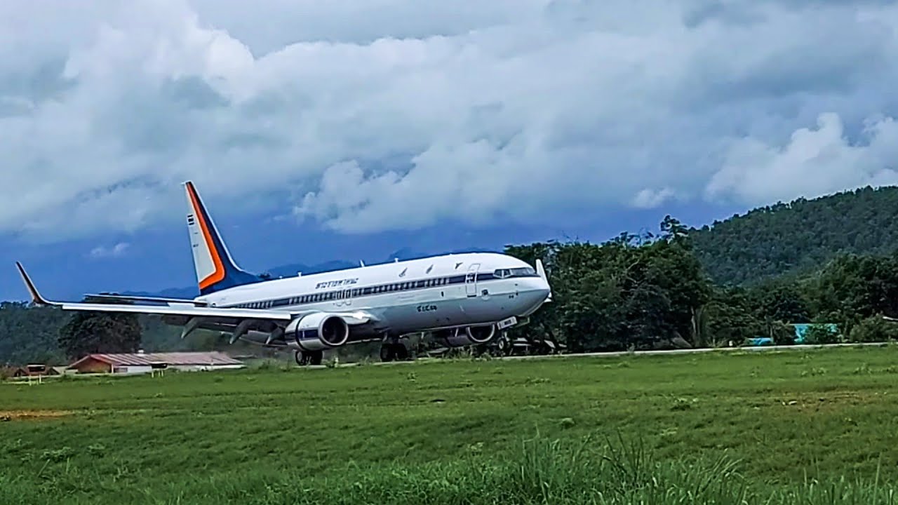 B737-800 Royal thai air force HS-MVS @สนามบินแม่ฮ่องสอน - YouTube