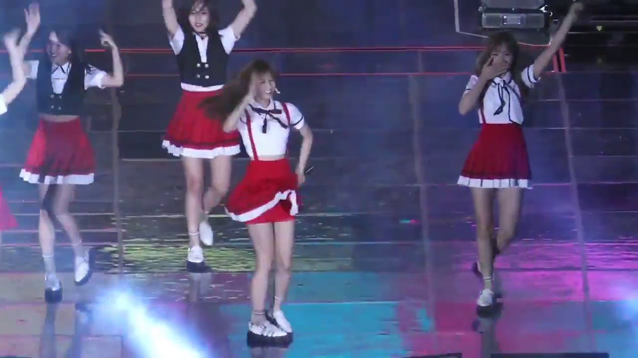 TWICE Momo Accidentally Throws Mic during LOA performance - YouTube