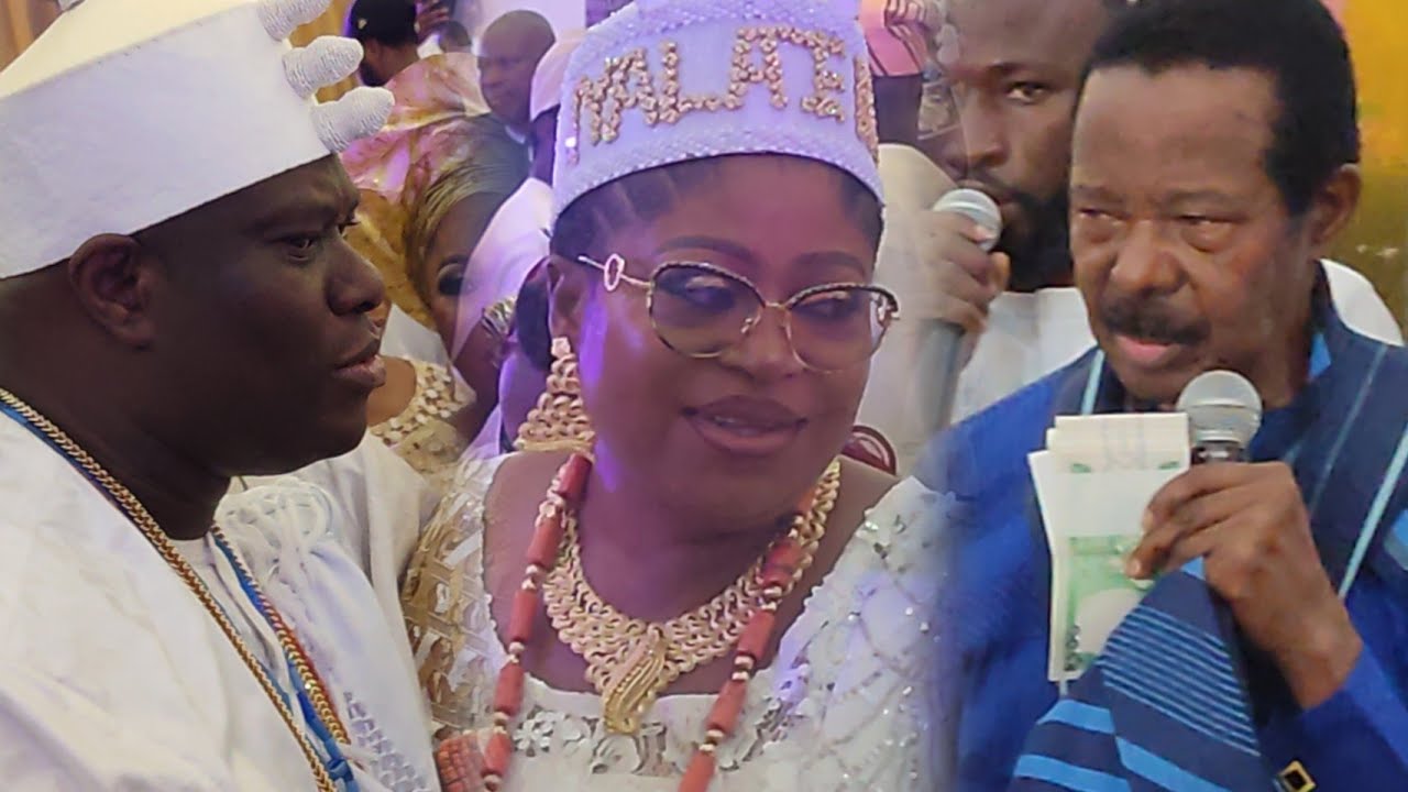 MOMENT OONI OF IFE STEPS ON KING SUNNY ADE STAGE, AS IYALAJE OODUA ...