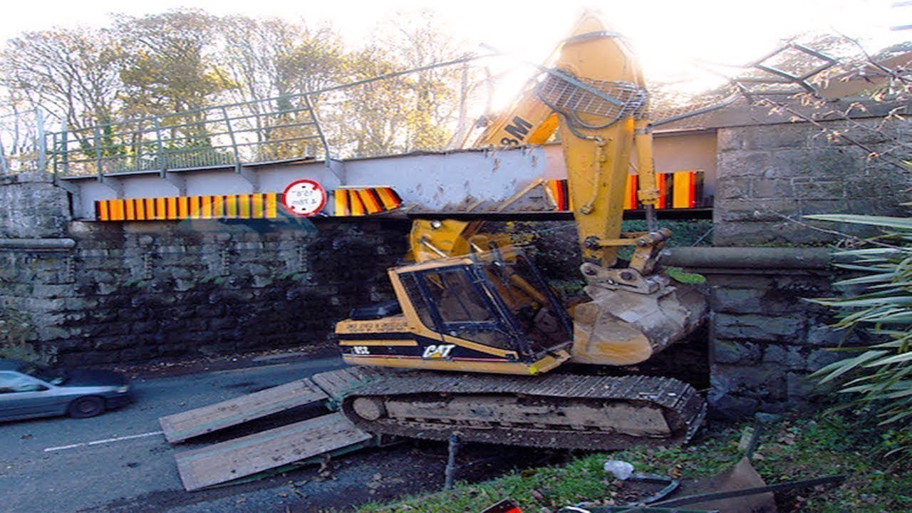 Look !!! Extremely Dangerous Excavator & Truck & Heavy Equipment Skills ...