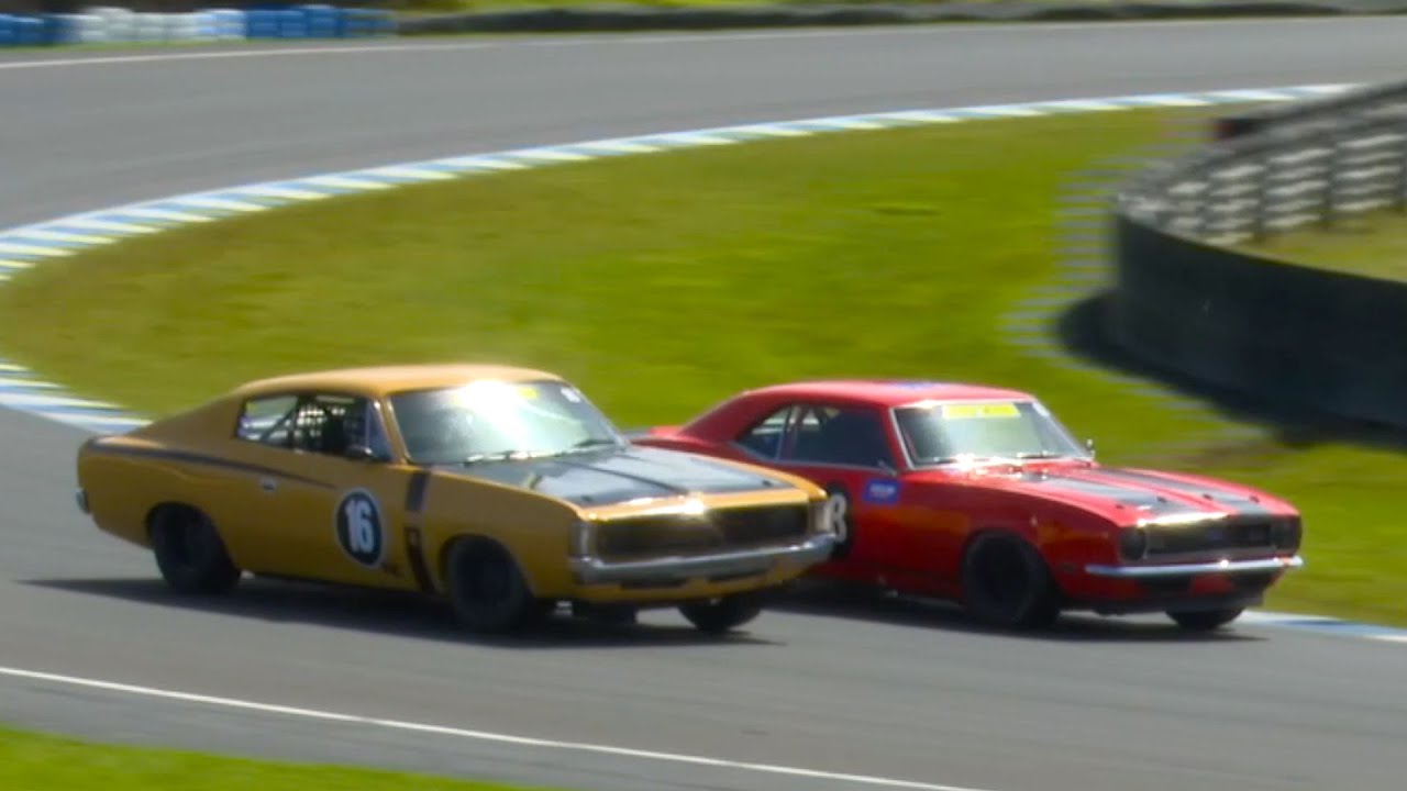 Awesome Valiant RT Charger takes on Chev Camaro Phillip Island Touring ...