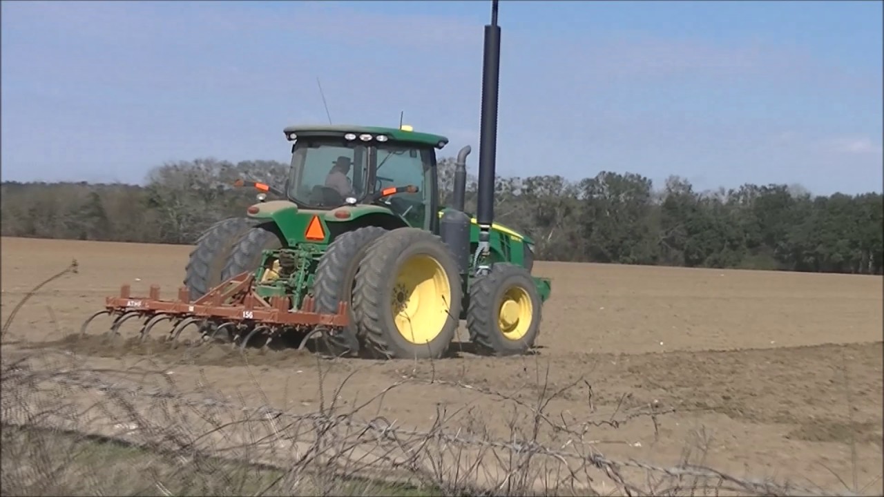 John Deere 8235R Chisel Plowing. SK FARMS 2017 SPRING TILLAGE - YouTube