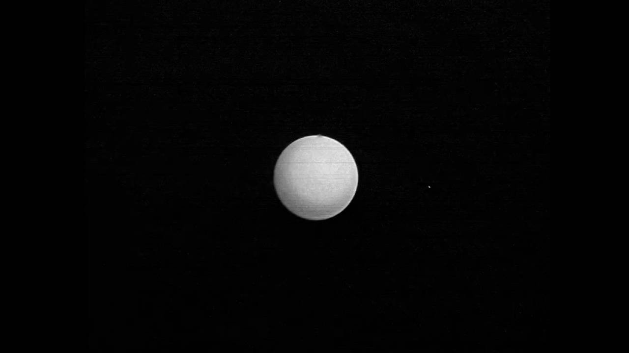 Voyager 2 Uranus flyby wide-angle camera bw v0.34 - YouTube