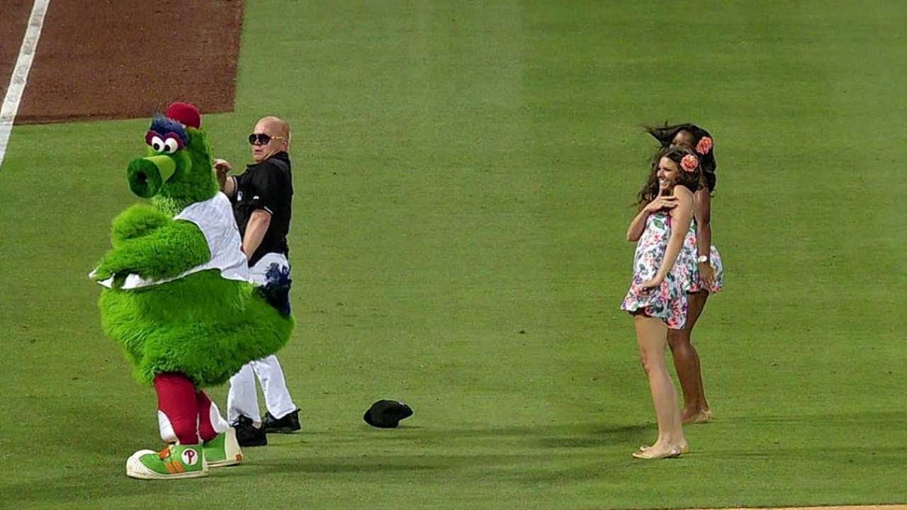 Phillie Phanatic shows off his dance moves - YouTube