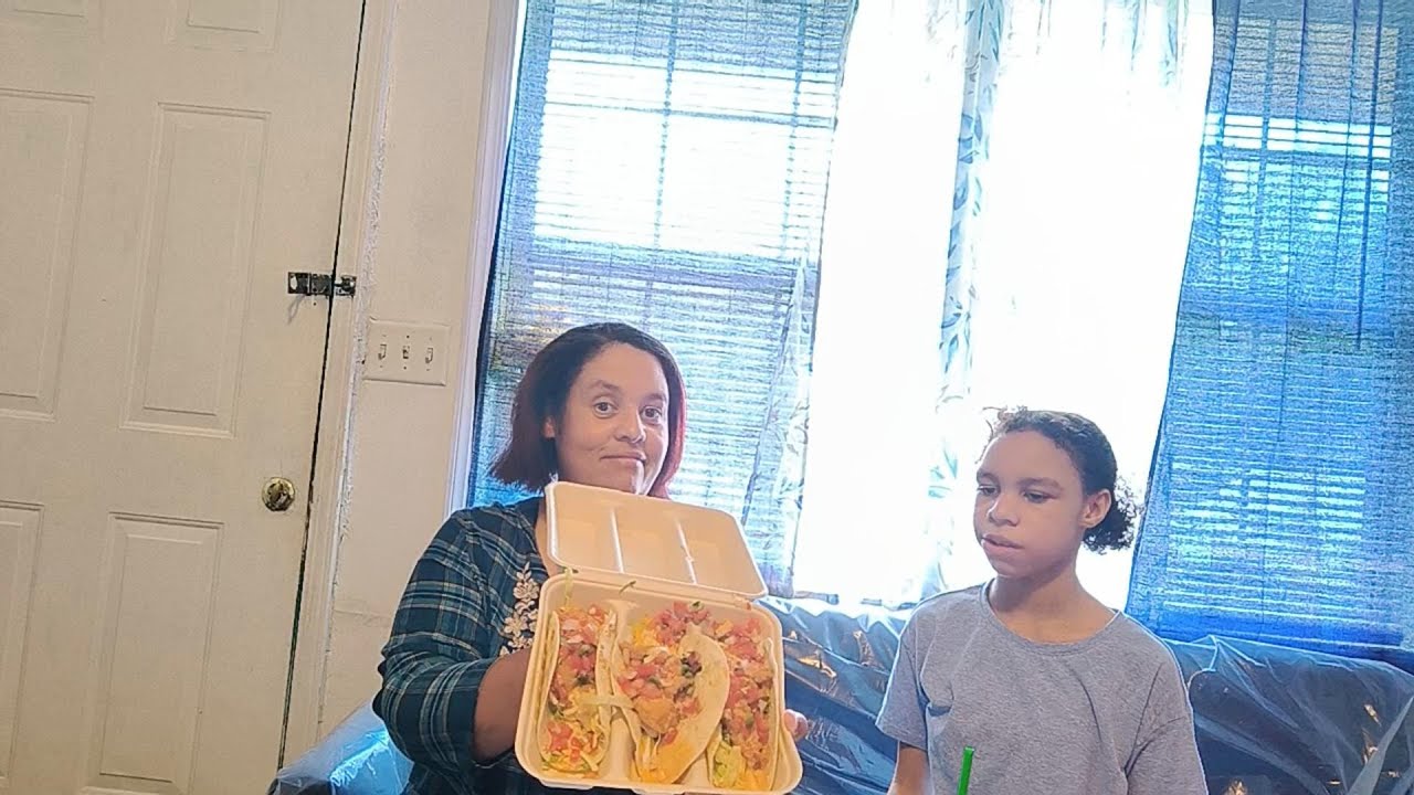 Zaxby's ChickenFinger Tacos and Cheesecake Bites Taste Review - YouTube