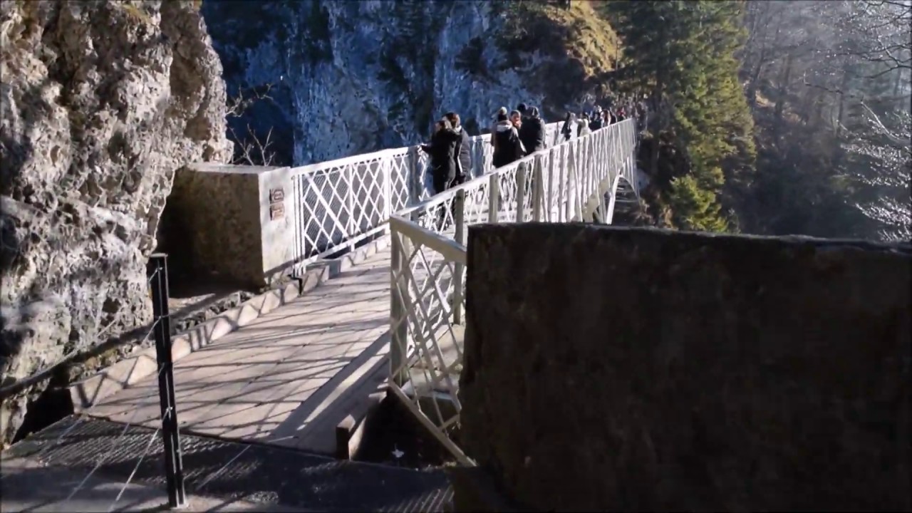 ノイシュバンシュタイン城 マリエン橋（晴れ） Neuschwanstein Castle on Marien Bridge - YouTube