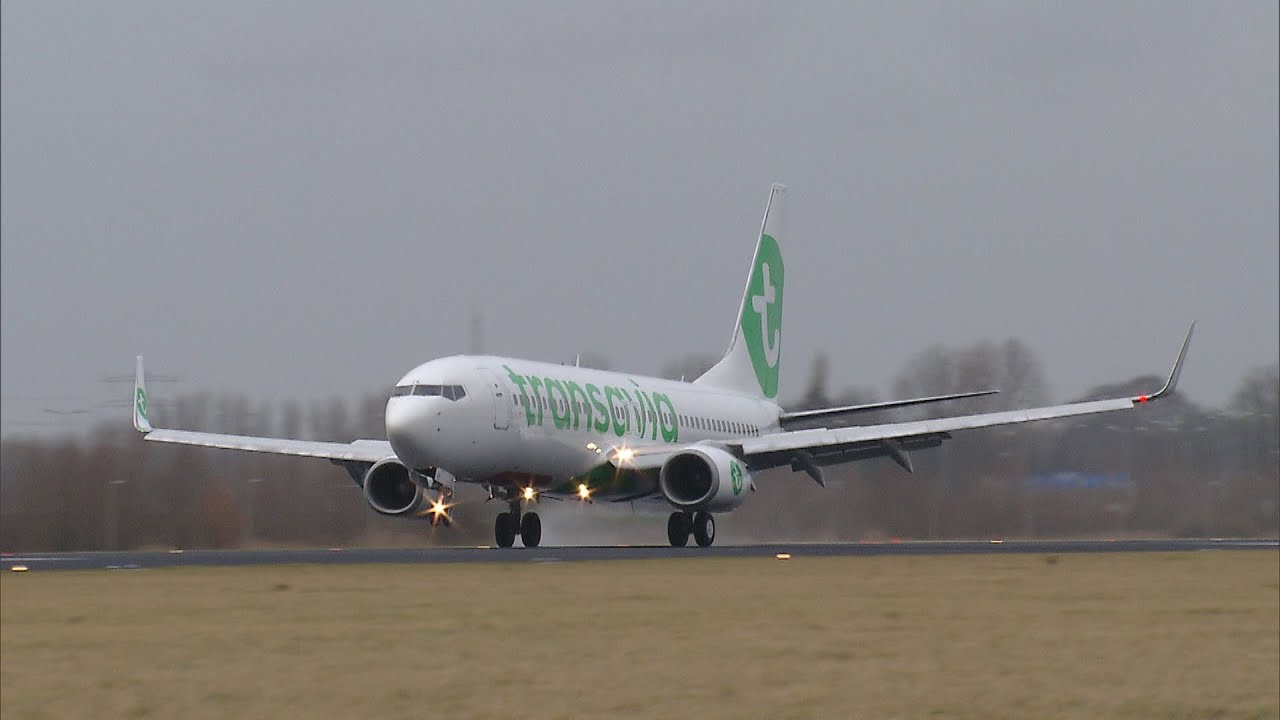 Transavia presenteert nieuwe look op Schiphol - YouTube