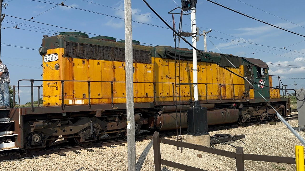 CNW 6847 SD40-2 at the Illinois railway Museum with an awesome S3L horn ...