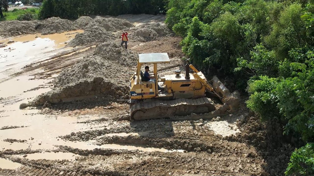 Awesome Komatsu D58E Pushing Dirt Leveling Land - YouTube