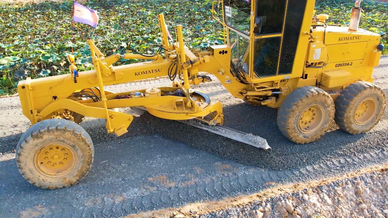 AMAZING MOTOR GRADER GD655A-2 KOMATSU WORK WITH ROLLER FOR GRINDING ...