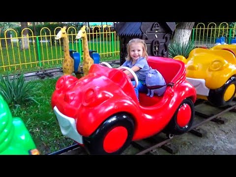 Настя играет в парке аттракционов