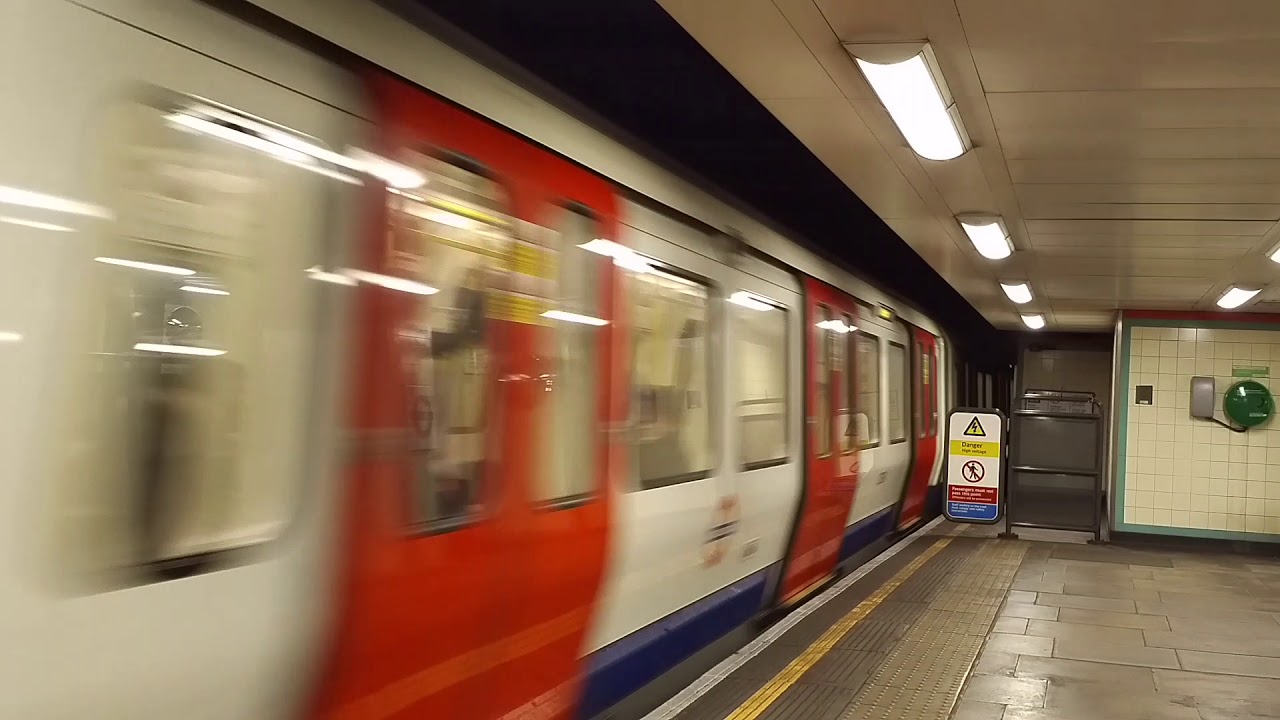 (HD) A westbound District Line S7 Stock train arrives at Mile End - YouTube