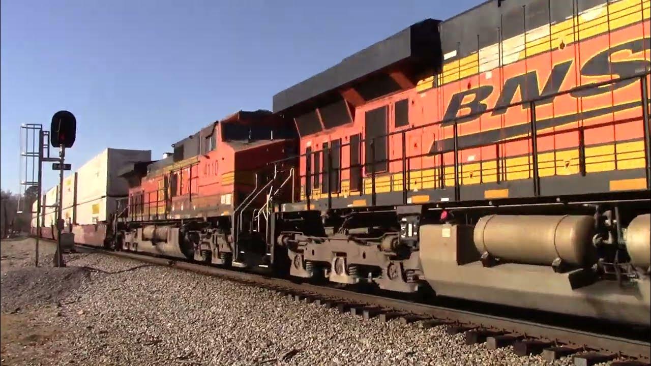 BNSF 6066 leads NS 284 through Lindale, GA - YouTube