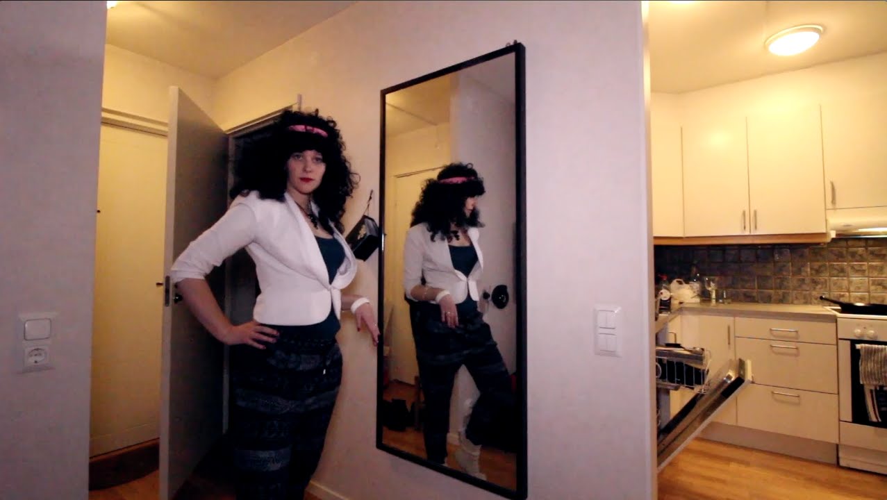 Min fru dansar framför spegeln - YouTube