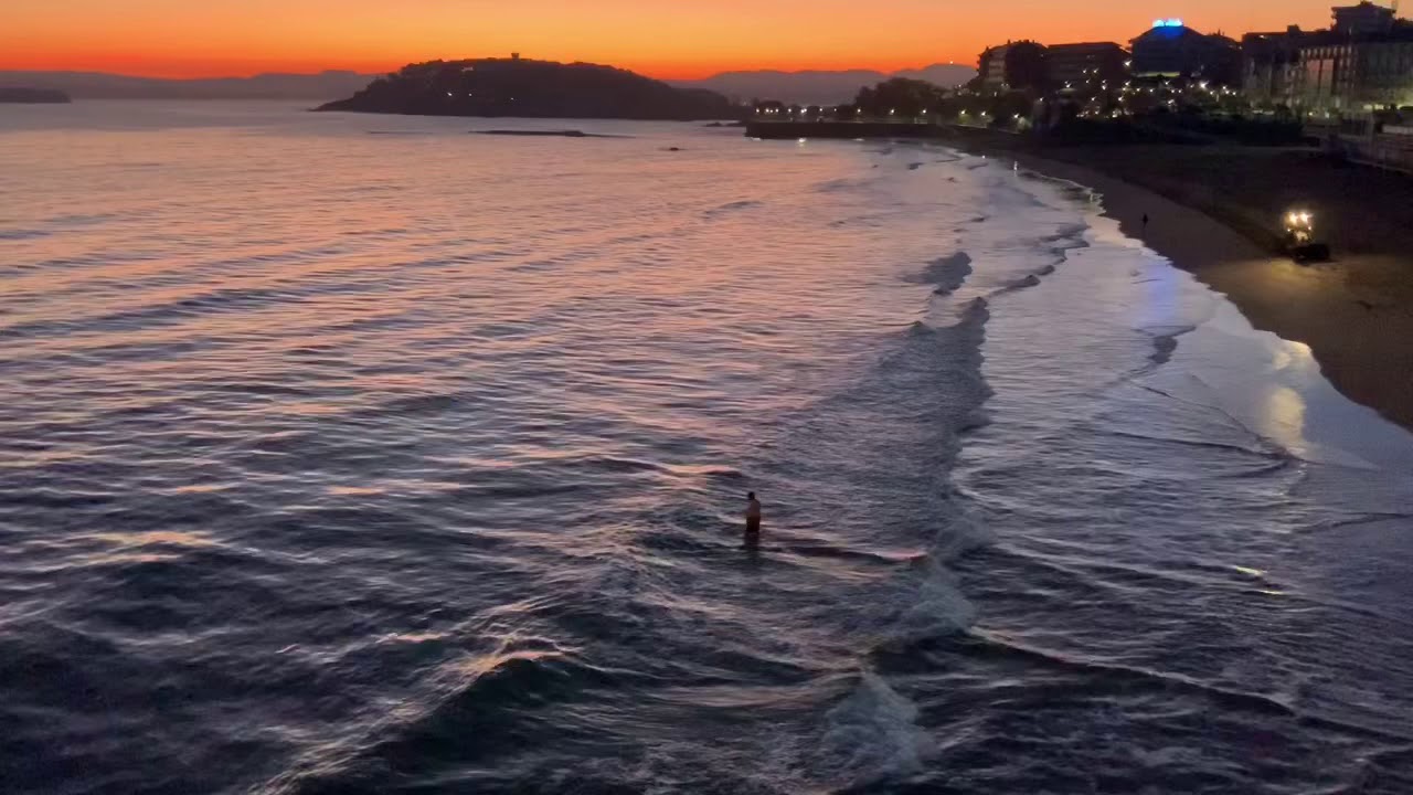 Pleamar en el Sardinero - YouTube