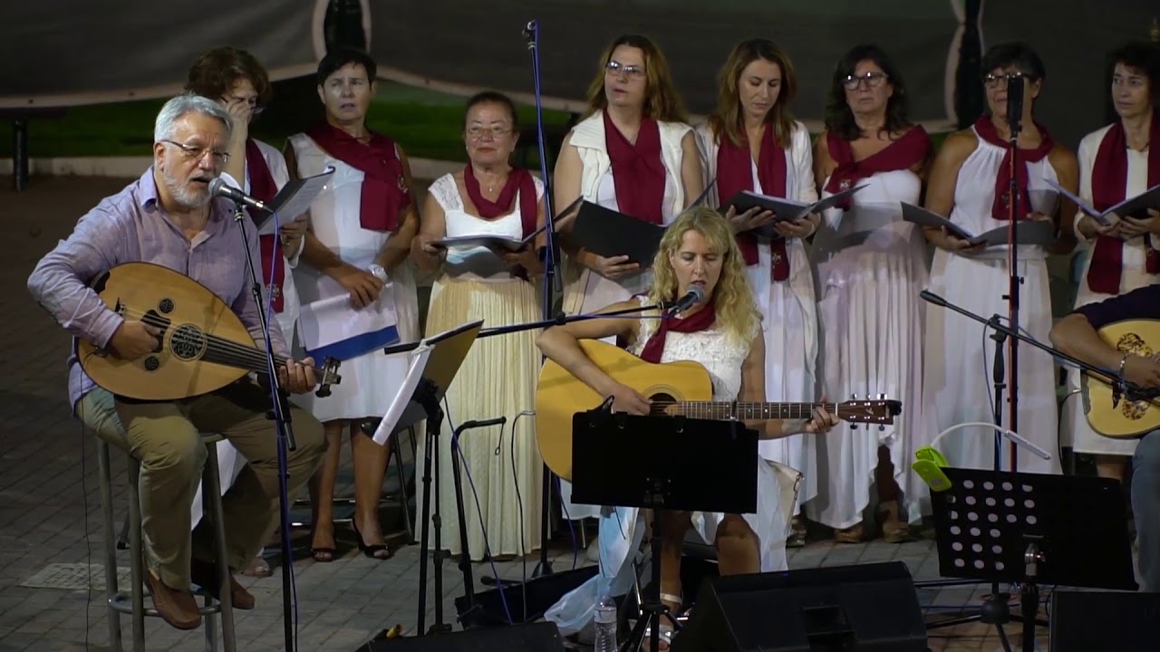 Μια αγκαλιά τραγούδια .Χορωδία" Ηλιόπετρα " του ΕΣΝΜ με τον δάσκαλο ...