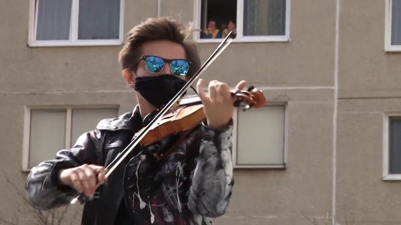 Filip Jančík zahral Popradčanom pod oknami - YouTube