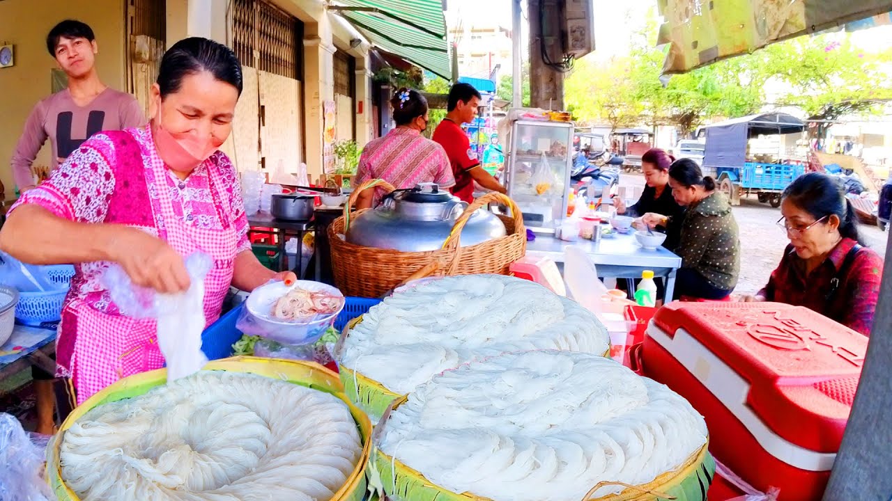 Most Popular! Eating Delicious Cambodia Rice Noodles, Num Banh Chok at ...