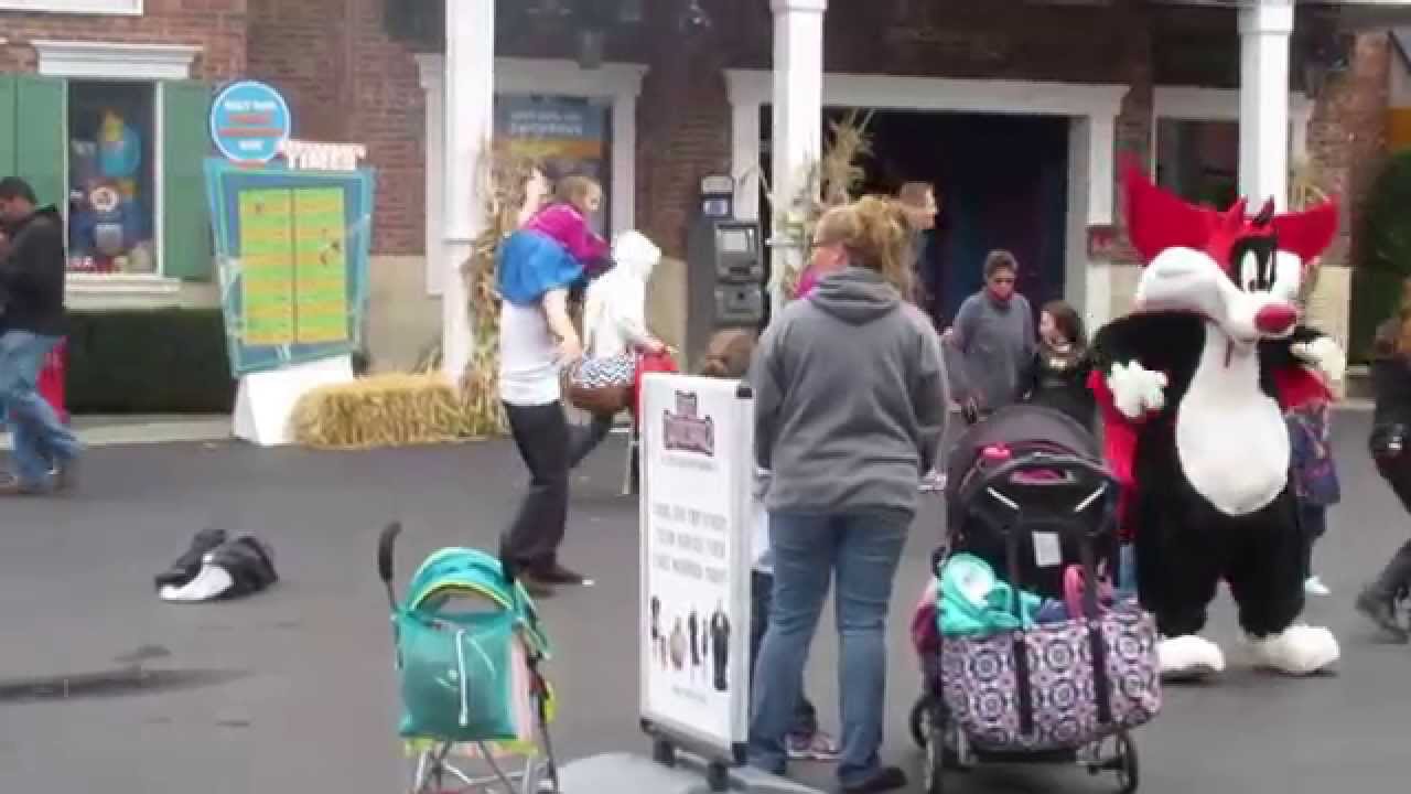 Princess Anna Dancing with Daddy and Slyvestor and Daffy - YouTube