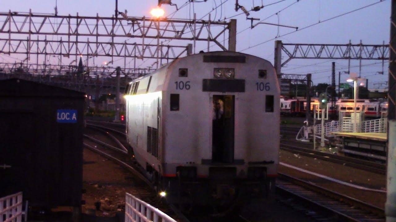Amtrak Northeast Regional 136 Engine Switch & Acela Express 2172 at New ...