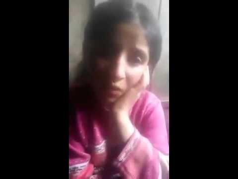 Dertli kız şarkı söylüyor