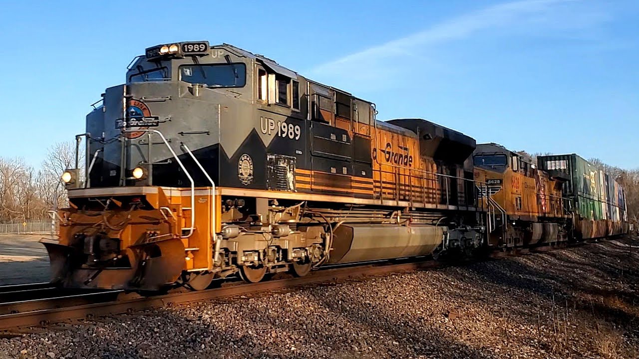 UP 1989 leads IG4SIB through Washington! - YouTube