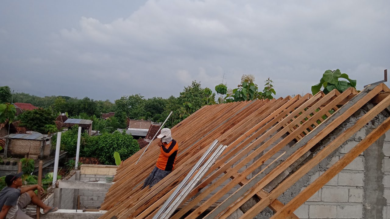 Kerangka atap rumah kombinasi kayu dan baja ringan - YouTube