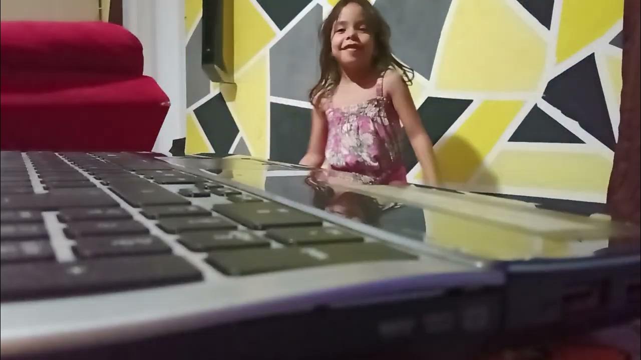 Luna aprendendo a mexer no notebook - YouTube