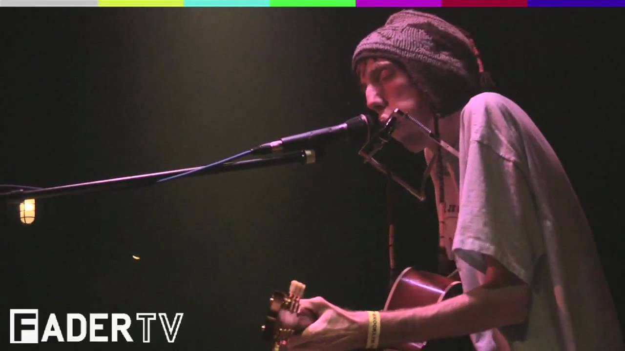 Atlas Sound "Walkabout" - Live - YouTube