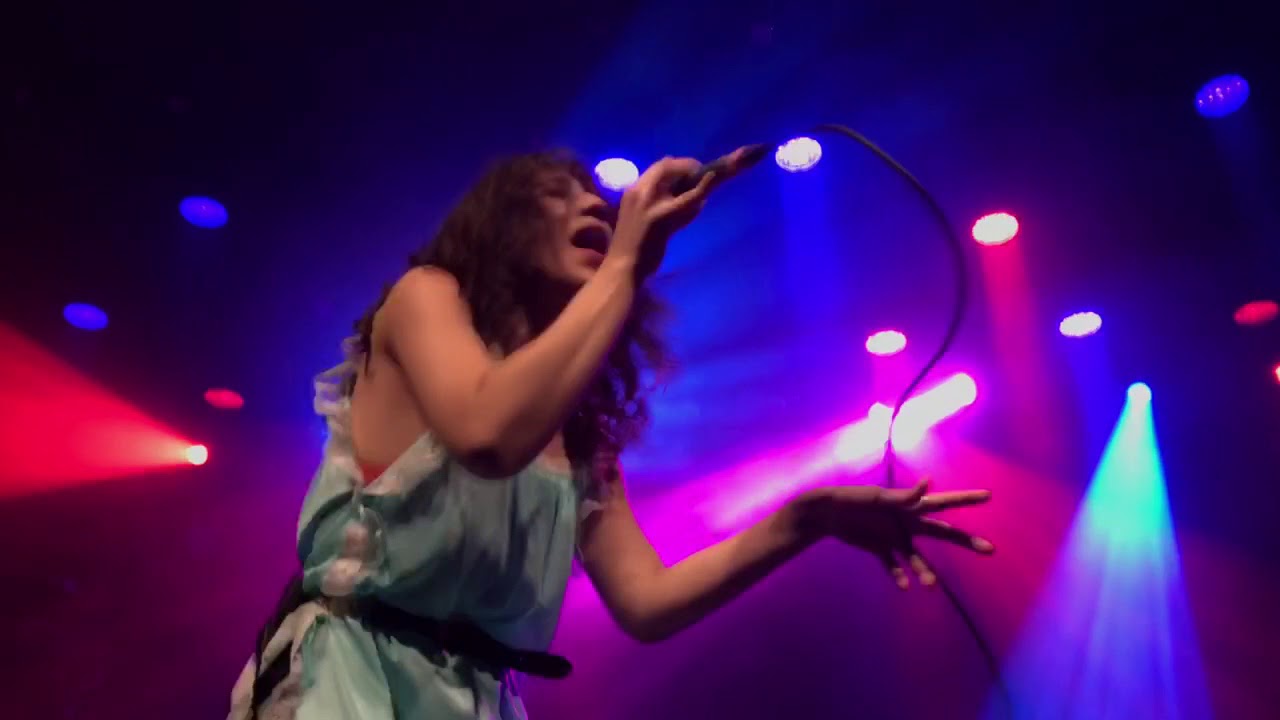 Tei Shi - Bassically (live Toronto) - YouTube