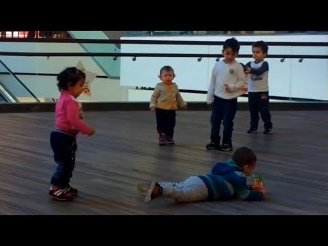 Yere Düşen Çocuğa Çok Üzülen Küçük Kız