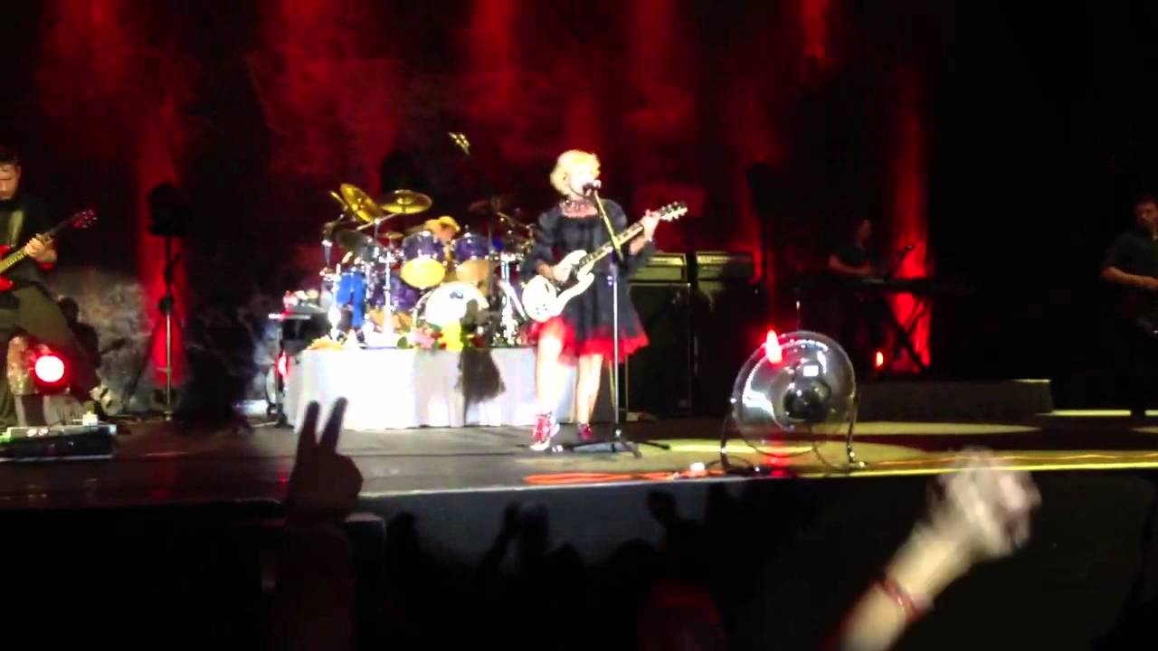 The Cranberries - Zombie (live Barcelona 2012) iphone 5 - YouTube