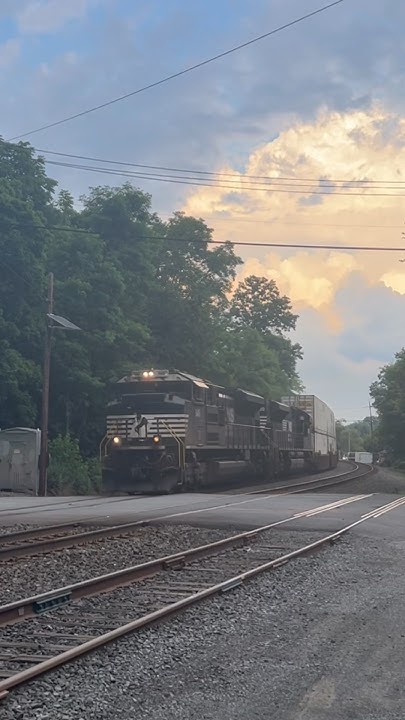NS 1146 SD70ACe leads NS 23G through Piscataway,NJ with a friendly crew! #trains #shorts - YouTube