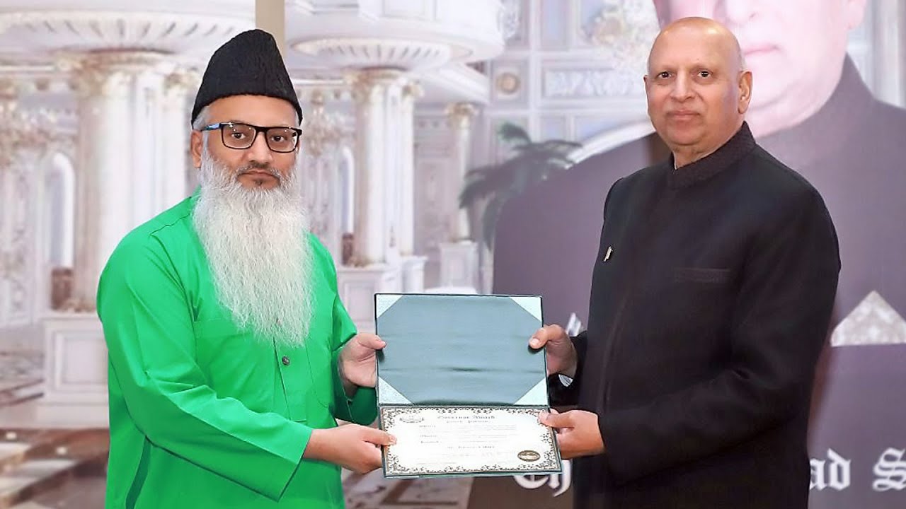 Punjab Governor Chaudhry Mohammad Sarwar conferred the "Governor Award ...