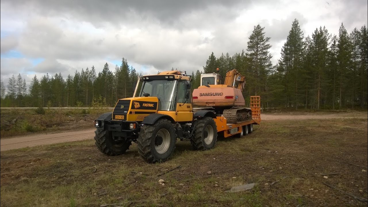 Pulling Samsung excavator with JCB Fastrac 155 - YouTube