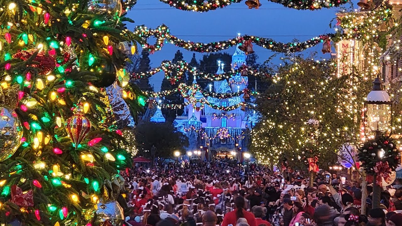 Disneyland Dance The Magic Merry Holiday Parade Mega Dance Group 12/17 ...