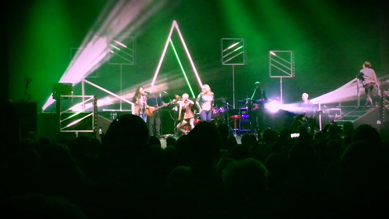 Anastacia Live - Left outside alone - YouTube