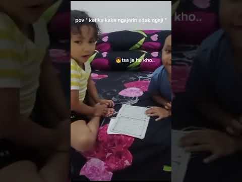 Kaka ngajarin adek ngaji ,, duh pinternya masyaallah ..