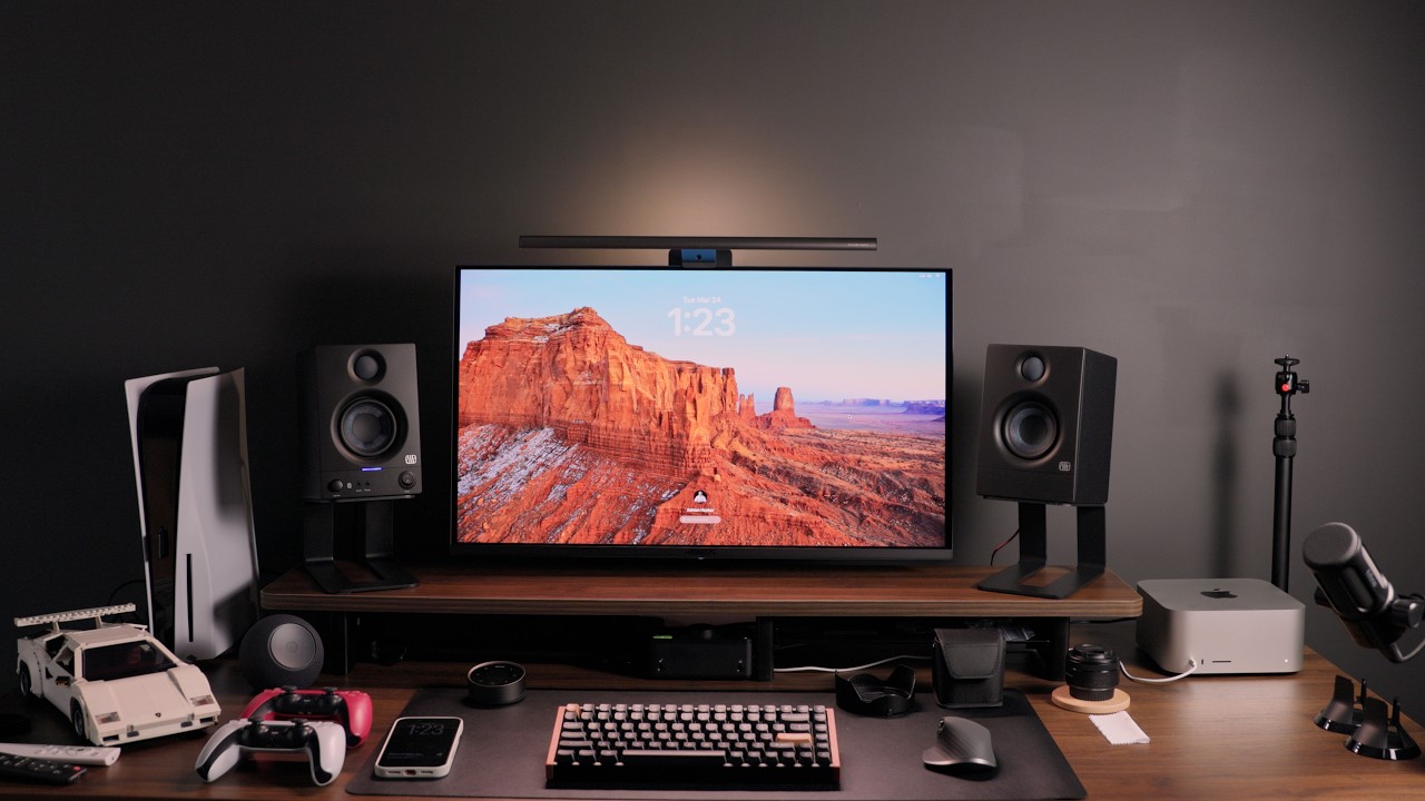 My 2026 Photographer Desk Setup... - YouTube