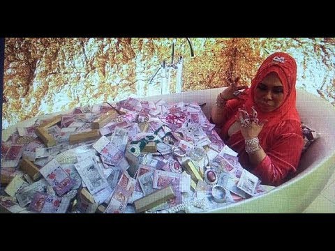 Gila!!! Orang Kaya Berendam Uang dan Emas di Bathup