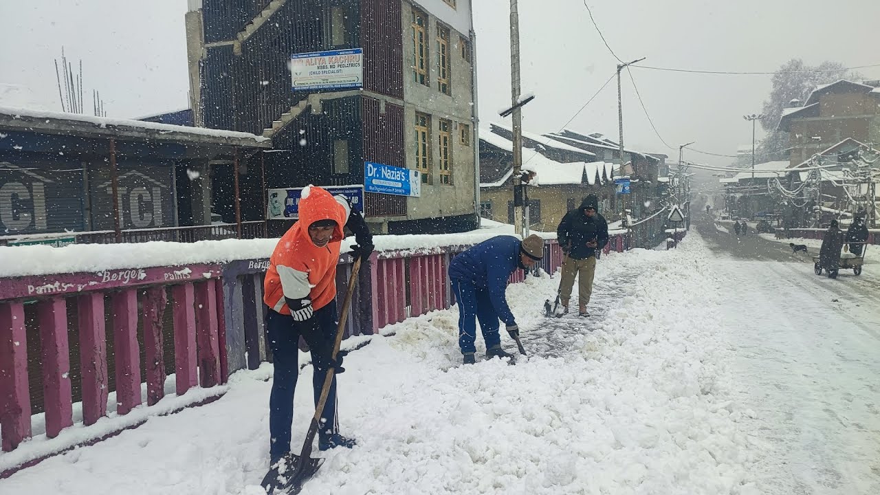 DC Baramulla mingasherpa about snowfall situation snow clearance. - YouTube