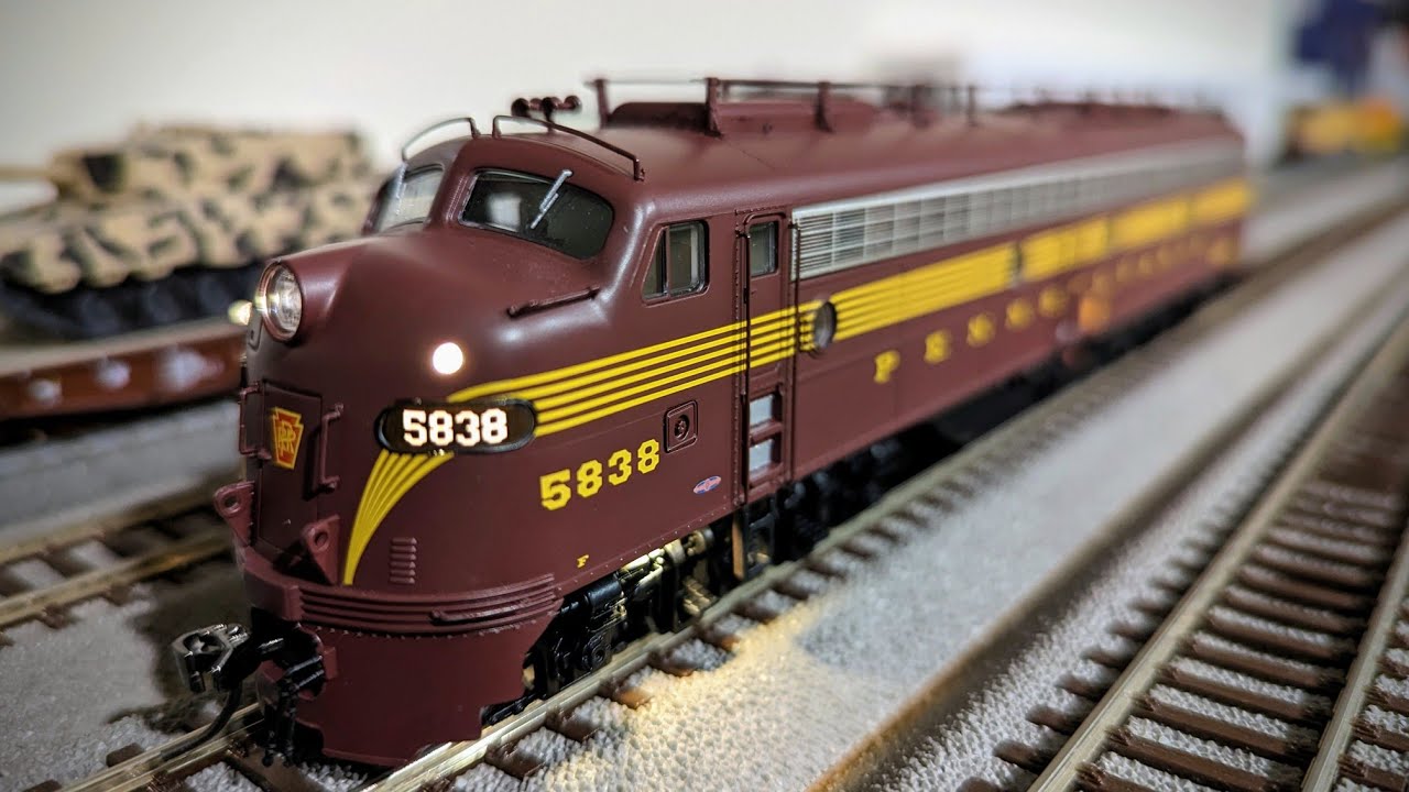 Unboxing Rapido HO EMD E8A DCC Sound Pennsylvania - 5 Stripe Scheme ...