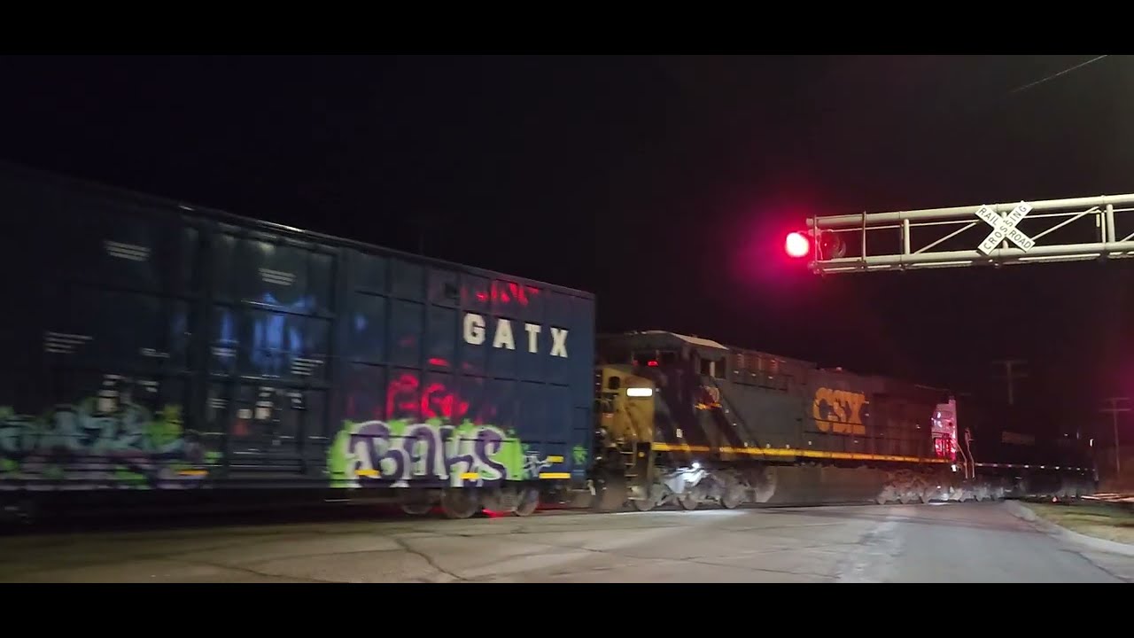 LSRC 6352 & CSX 720 Southbound Bridgeport - YouTube